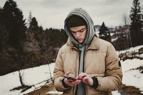 Jaka jest najbardziej stylowa kurtka zimowa męska tego sezonu Szukamy