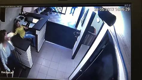 Vídeo Policial é baleado após reagir a assalto em loja de Brasília