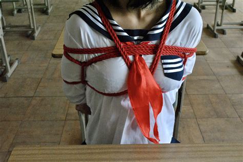画像エチエチJKさん制服のまま縛られてしまうwww まとめちゃんねっと