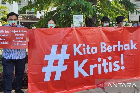 Koalisi Masyarakat Sipil Gelar Dukungan Haris Dan Fatia Di PN Jaktim