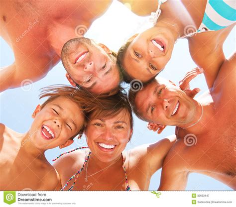 Familie Spaß am Strand Hat Stockbild Bild von mädchen glück