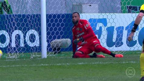 Atua Es Do Atl Tico Mg Hulk Faz Gol De Falta Everson Salva O Galo Em