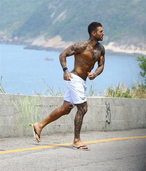 Lucas Lucco exibe corpão em dia de praia Quem QUEM News