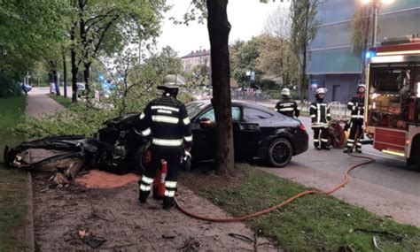 Schwerer Unfall PKW prallt gegen Bäume Berg am Laim