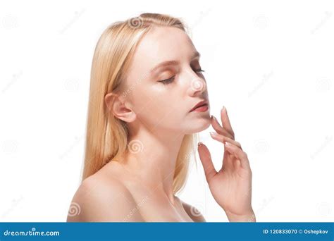 美丽的白肤金发的纵向 库存照片 图片 包括有 方式 查出 皮肤 肉欲 妇女 白种人 眼睛 120833070
