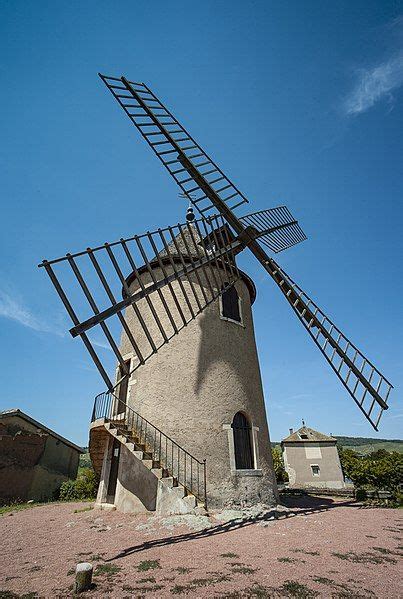 Moulin à vent sur la commune de Romanèche Thorins Département de la
