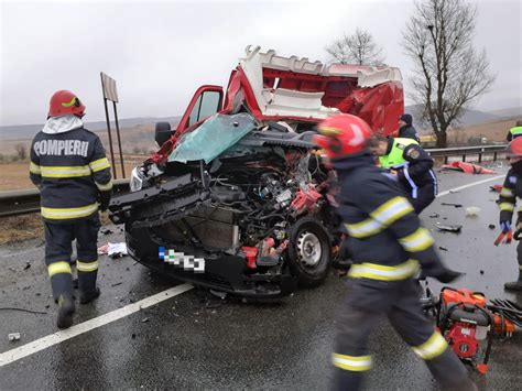 Traficul pe DN 1 este blocat Autoutilitară de la Poșta Română