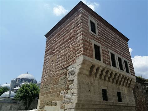 Nder Kaya Istanbul Gezgini On Twitter Vefa Lisesi Avlusunda Yer Alan