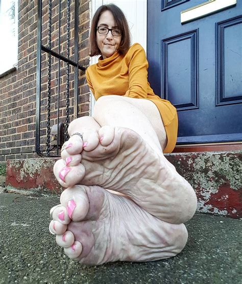 Dry Cracked Heels Soft Soles Foot Fetish Long Legs Merino Wool Blanket Rosie Bare Photo