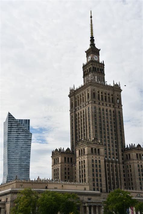 Palacio De Cultura Y Ciencia En Polonia De Varsovia Foto De Archivo