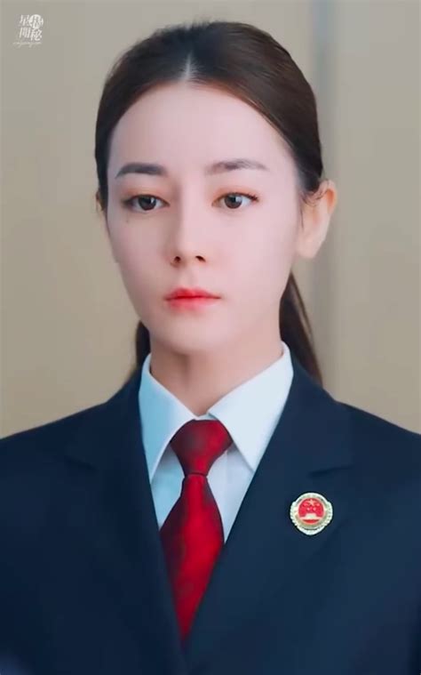 Giữa lúc vướng nghi vấn mang thai hình ảnh Địch Lệ Nhiệt Ba làm công