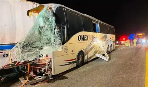 Muere mujer en choque de un autobús contra un tráiler en carretera de