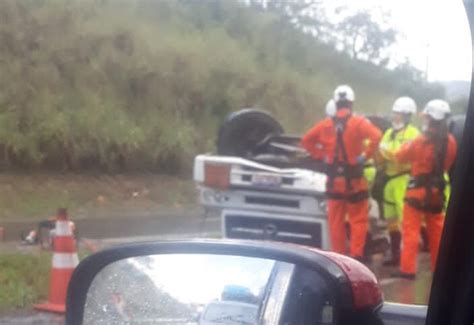Caminhão combustível tomba e interdita completamente rodovia BR 040