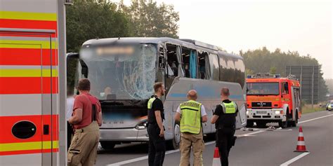 Autokaru wypadł z autostrady w Niemczech Sześć osób trafiło do szpitala