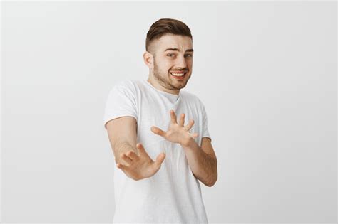 Unbeholfener Und Angewiderter Junger Mann Tritt Von Etwas Zurück Und Schüttelt Sich Ablehnend