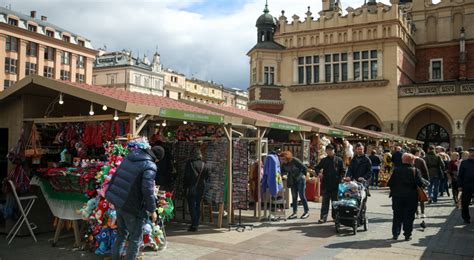 Mieszka Cy I Tury Ci Odwiedzaj Jarmark Wielkanocny W Krakowie