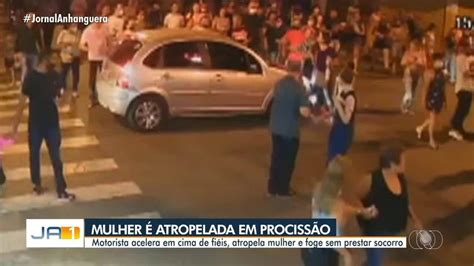 Vídeo Carro avança sobre fiéis que participavam de procissão e