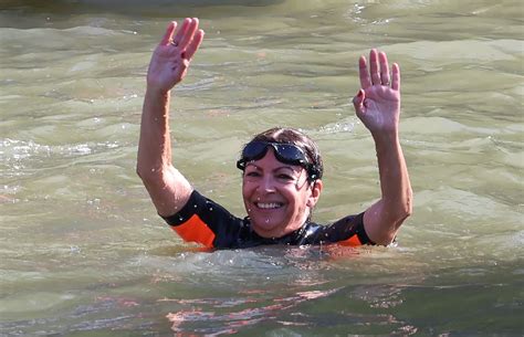 Anne Hidalgo sest baigné une nouvelle fois dans la Seine avant les