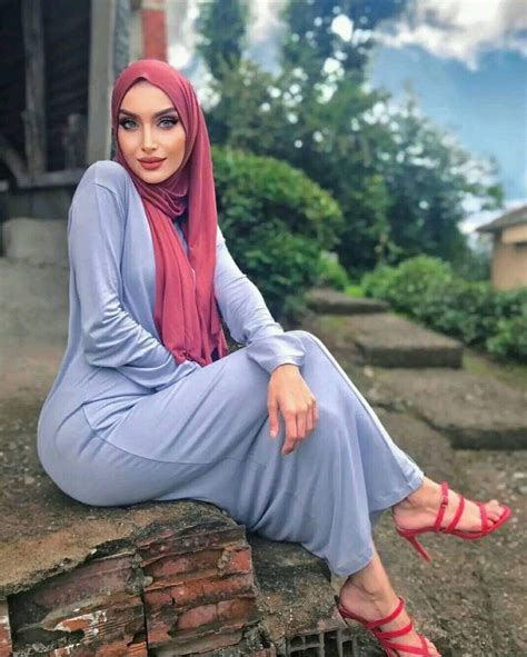 Queen 👑 Of Baddie 🔥 Hijabstyle Outfit Idea Sarii Kubraa 🇹🇷 Beautiful Arab Women Curvy Women