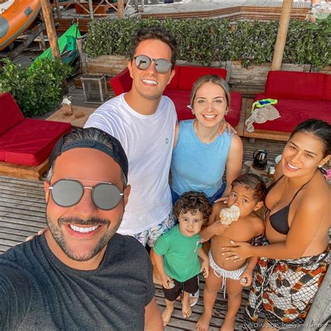 Simone exibe barriga em biquíni Purepeople