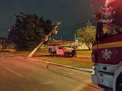 Motorista perde o controle de carro e atinge poste de alta tensão no