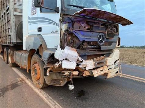 Batida entre carreta e caminhonete deixa dois feridos e destrói S10 em