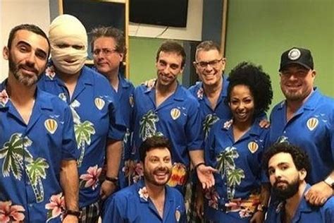 Elenco do The Noite usa look de Silvio Santos em premiação Barra d