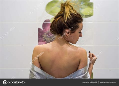 Jeune belle femme nue dans un peignoir enlève image libre de droit par