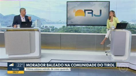 Homem Atingido Por Bala Perdida Em Tiroteio Na Freguesia Na Zona Oeste