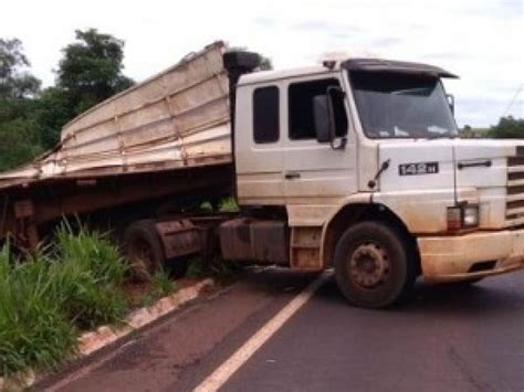 Carreta carga de açúcar sai da pista e tomba às margens da MS 276