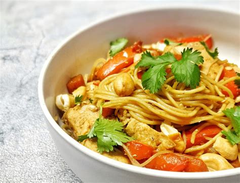 Nouilles Saut Es Lasiatique Au Poulet Et Aux Poivrons