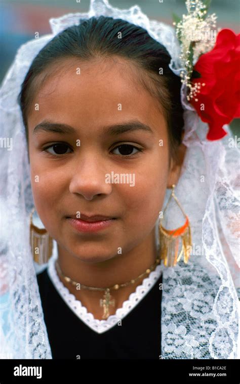 Fille Portant Une Coiffe En Dentelle Banque De Photographies Et D