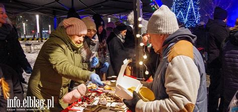 Elbląg Wigilia dla potrzebujących Świątecznie na Placu Dworcowym