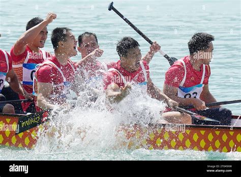 China S Men S Dragon Boat Team Celebrate After Winning In The Men S