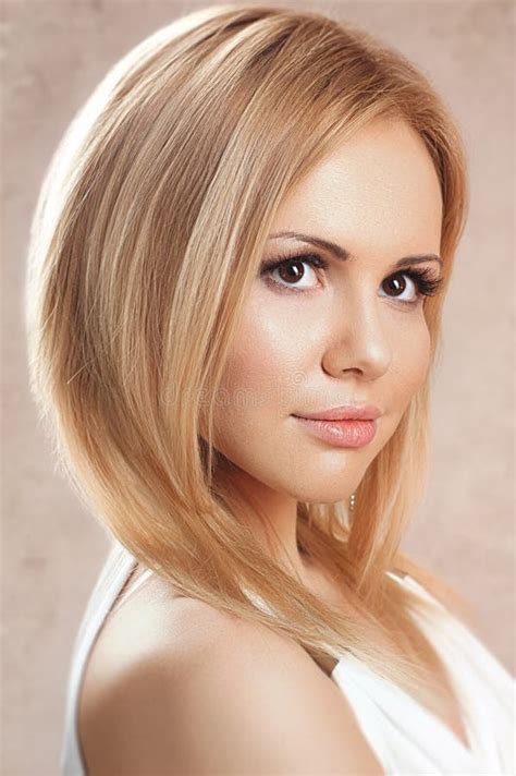 Mujer Con El Pelo Largo Imagen De Archivo Imagen De Morena 27961585