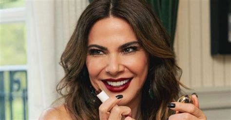 Aos Anos Luciana Gimenez Mostra Demais Ao Posar Look Transparente