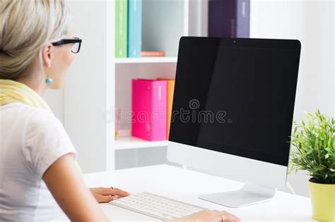 Mulher Criativa Que Trabalha O Computador No Escritório Imagem de