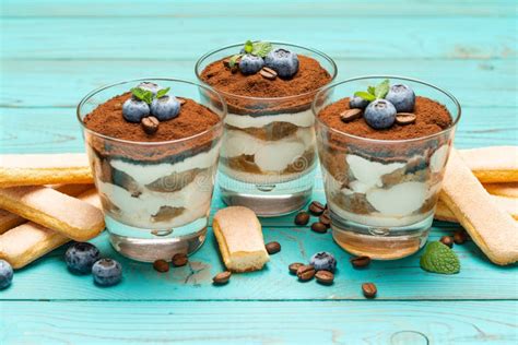 Postre Cl Sico Del Tiramisu En Un Vidrio Con Los Ar Ndanos En Fondo De