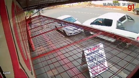 Motorista embriagado invade a contramão bate em carro estacionado