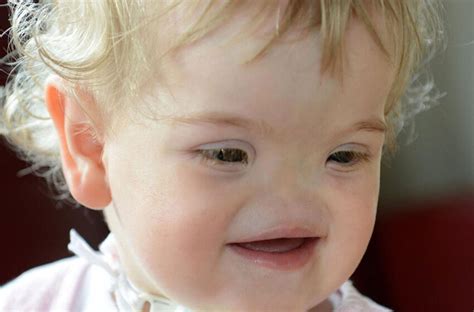 Sans nez dès la naissance La beauté du jeune enfant est visible