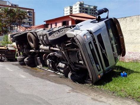 G1 Caminhão carregado de material reciclável tomba em Resende RJ