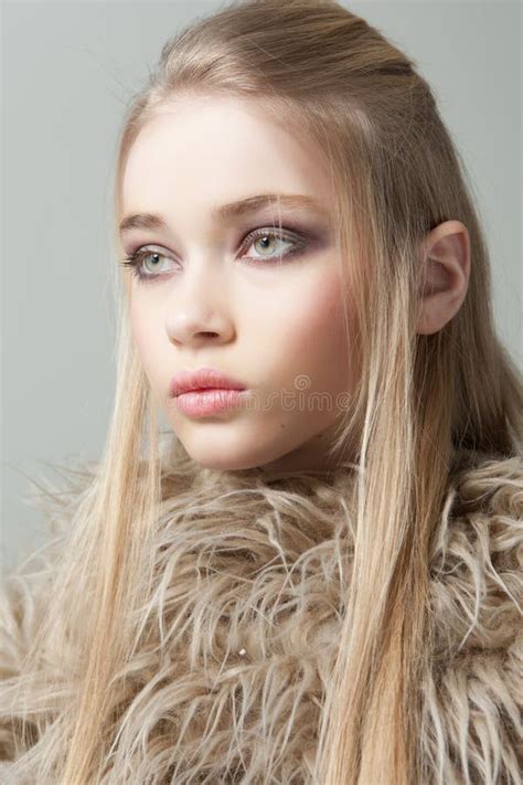 Portrait D Une Belle Fille D Adolescent Avec De Longs Cheveux Dans Le