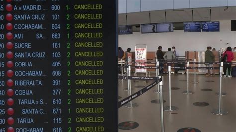 Huelga de controladores aéreos deja pasajeros varados en Bolivia AFP