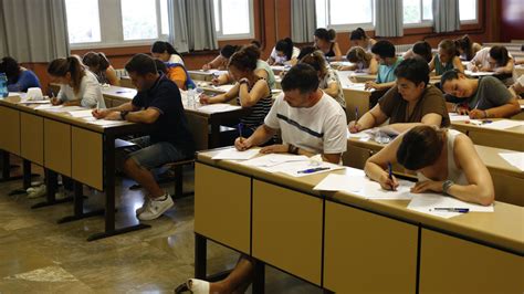 Más de 7 000 opositores se examinan este sábado en Granada para lograr