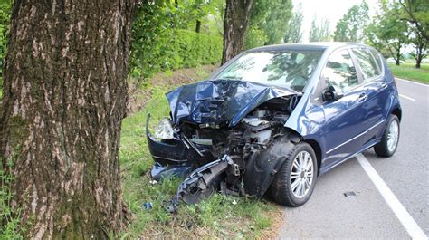 Auto Si Schianta Contro Un Albero A Carpi Morta Una 77enne