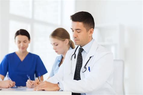 Hospital profissão pessoas e conceito de medicina grupo de médicos