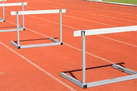 Viaje Cerca Esta O Pruebas De Atletismo Vallas A Veces A Veces