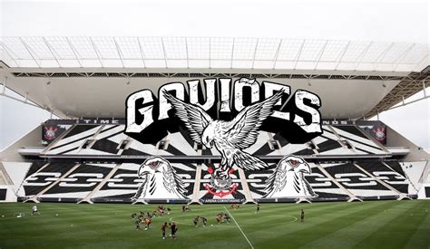 Torcida do Corinthians prepara mosaico gaviões na final da Copa do