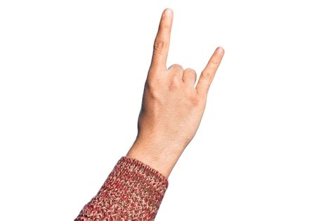 Mano de un joven caucásico que muestra los dedos sobre un fondo blanco