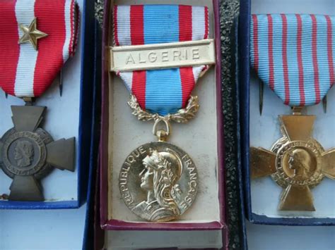 LOT MILITARIA MÉDAILLES insignes barrettes rappel Guerre Algérie WW2